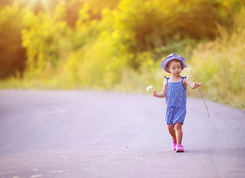 Kind die op de weg lopen stock foto. Image of land, lopen - 47227868