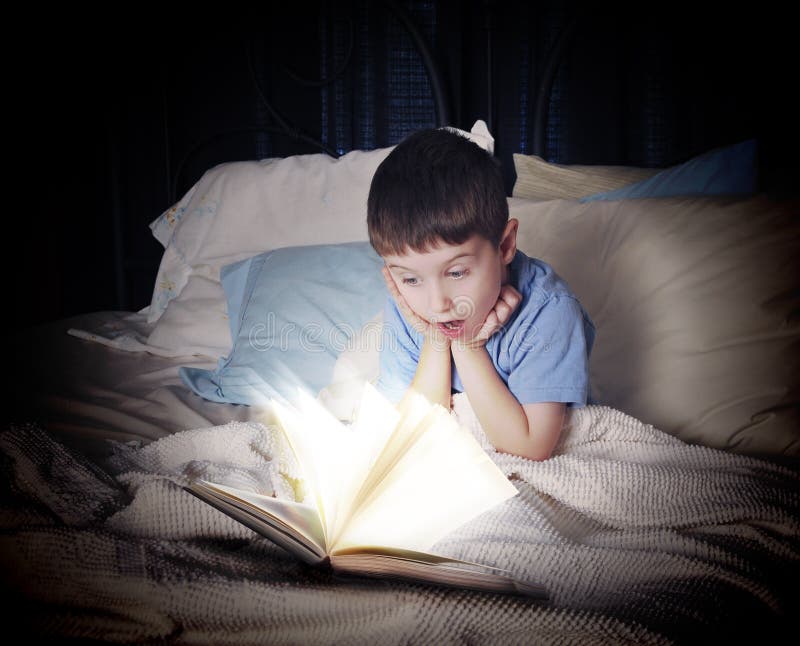 Kind Die Open Boek Lezen Bij Nacht in Bed Stock Afbeelding - Image of ...