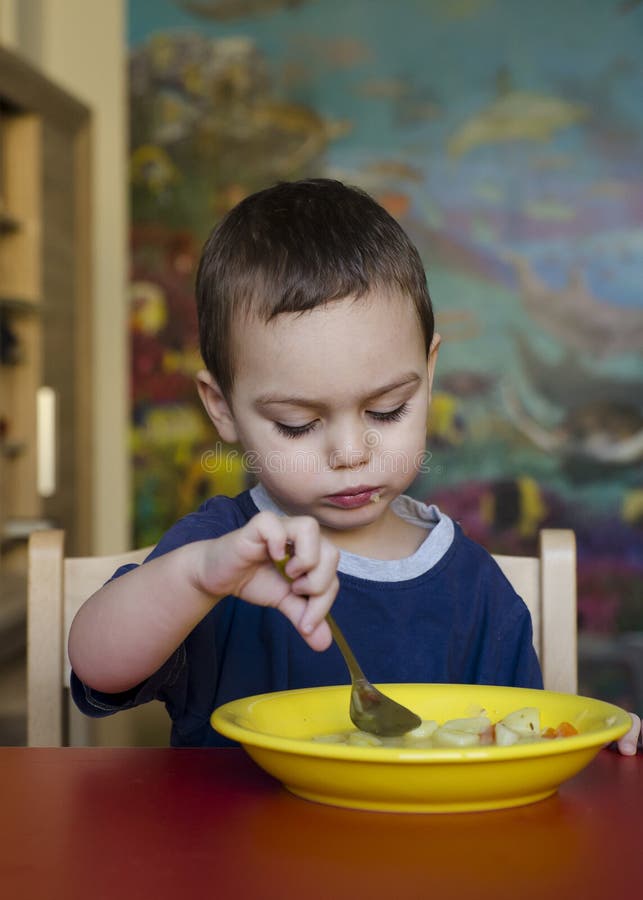 Kind dat het boring eet stock foto. Image of gezondheid - 2499684