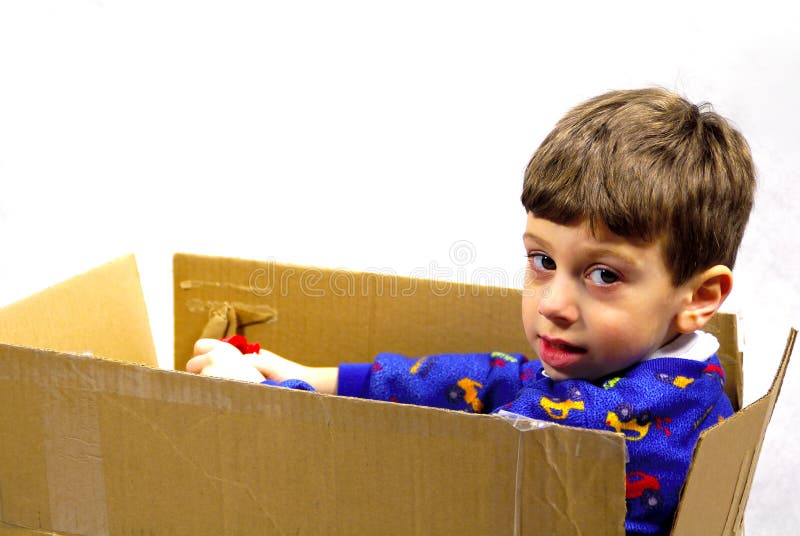 Kind in een Doos stock foto. Image of gelukkig, kind, vermaak - 80276