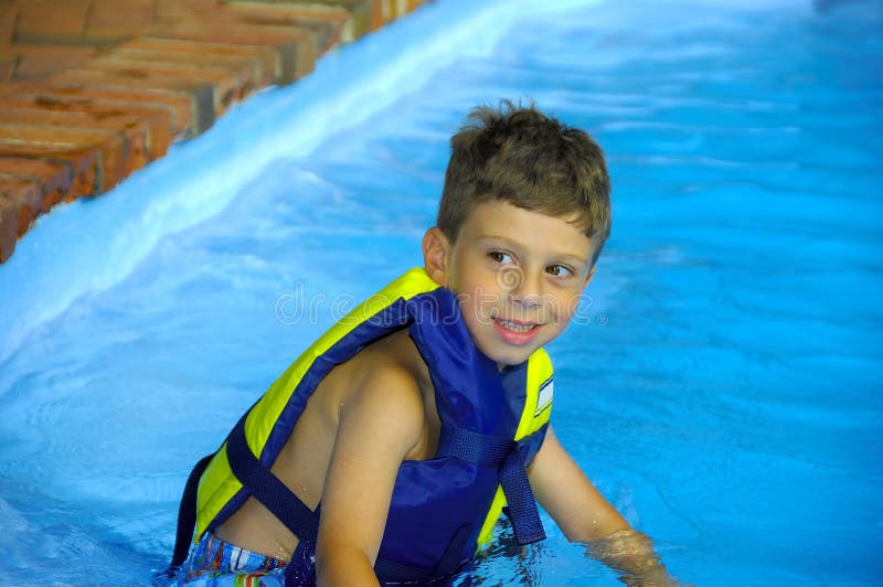 Kind im Pool stockbild. Bild von ausdruck, kleinkind, freizeit - 179623