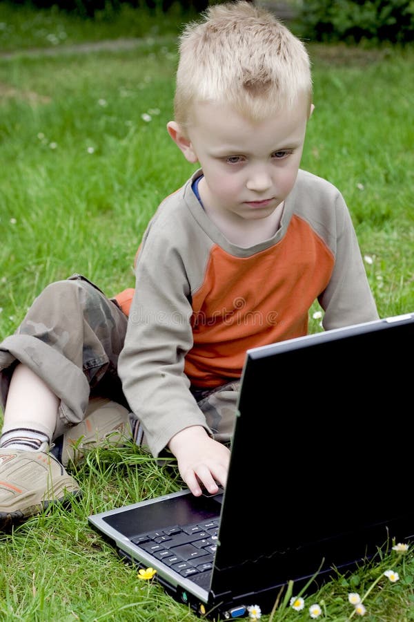 Kind en computer stock afbeelding. Image of laptop, concentraat - 5264975