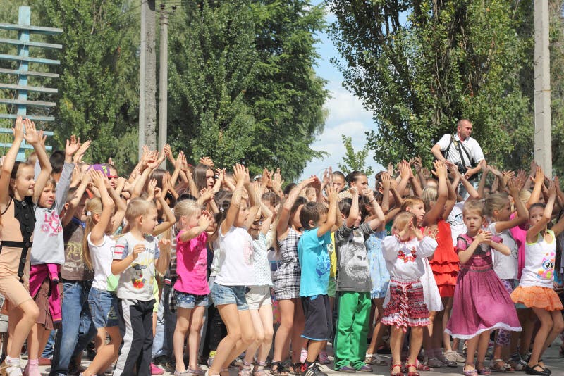 Kind-flashmob redaktionelles bild. Bild von stange, gefühle - 58370270