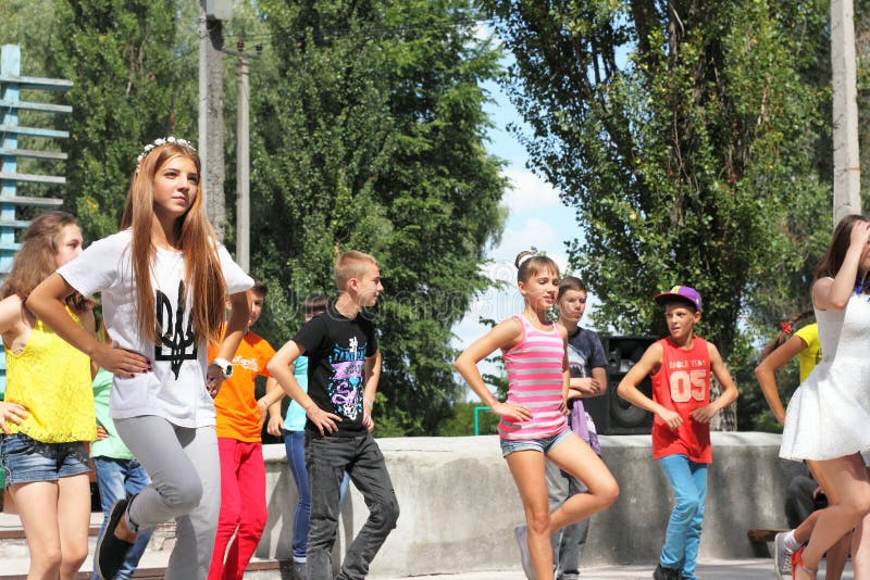 Kind-flashmob redaktionelles bild. Bild von stange, gefühle - 58370270