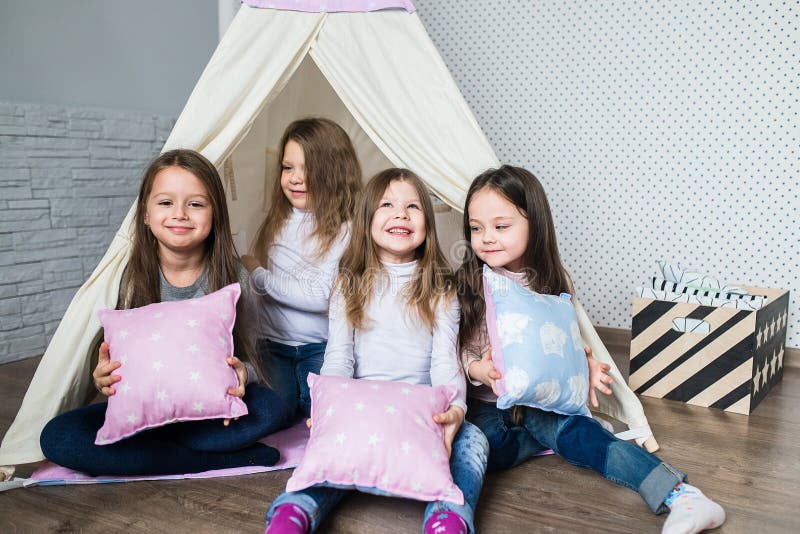 Kind Het Spelen Met Een Tipi Stock Foto - Image of uitdrukking, jongen ...