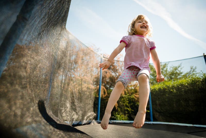 Kind Het Springen Trampoline Stock Foto - Image of buiten, één: 91040308