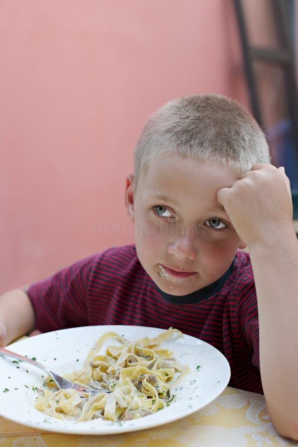 Kind hungrig stockfoto. Bild von jungen, mealtime, augen - 10938072