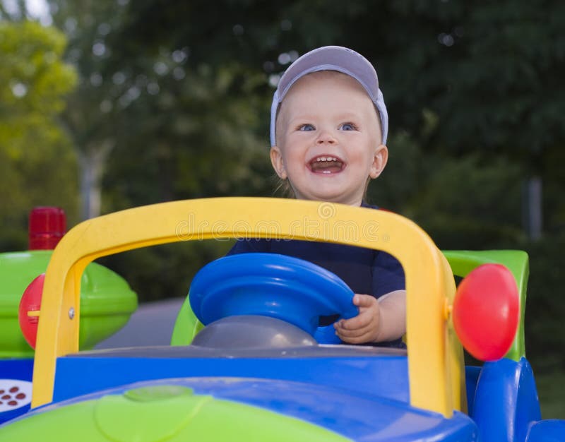 Kind im Auto der Kinder stockfoto. Bild von spielzeug - 33370242