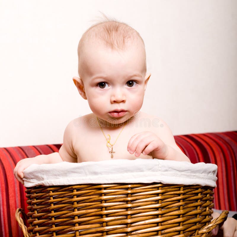 Kind im Korb stockfoto. Bild von kaukasisch, jungen, korb - 14283378