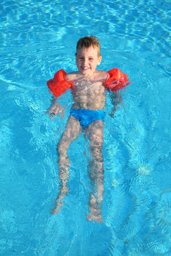 Kind im Pool stockfoto. Bild von spielen, schwimmbad, frische - 2542470