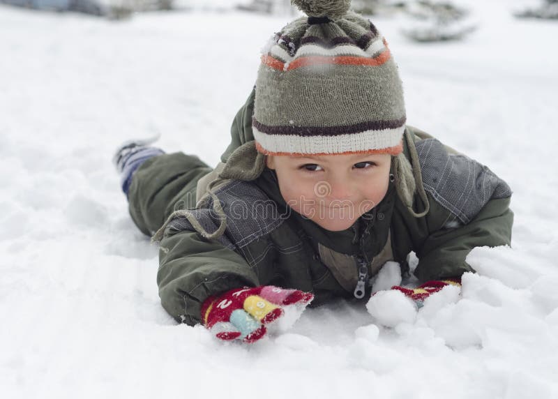 Baby Spielt Im Winter Mit Schnee. Kind Im Verschneiten Park Stockbild ...