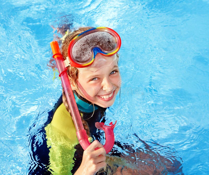 Kind Im Swimmingpool Das Schnorcheln Erlernend. Stockbild - Bild von ...