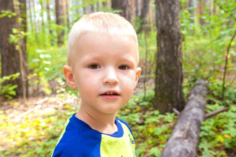 Kind im Wald stockbild. Bild von leute, nett, beiläufig - 32598835