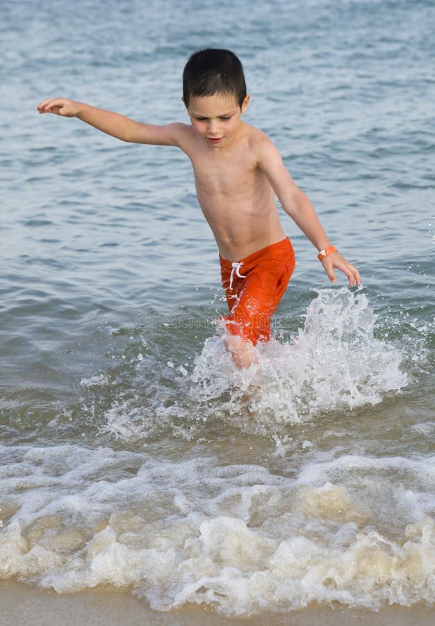 Kind im Wasser am Strand stockfoto. Bild von wasser, nett - 50973534