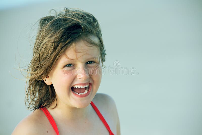 Kind im Wind stockfoto. Bild von lustig, lächeln, schön - 65603416