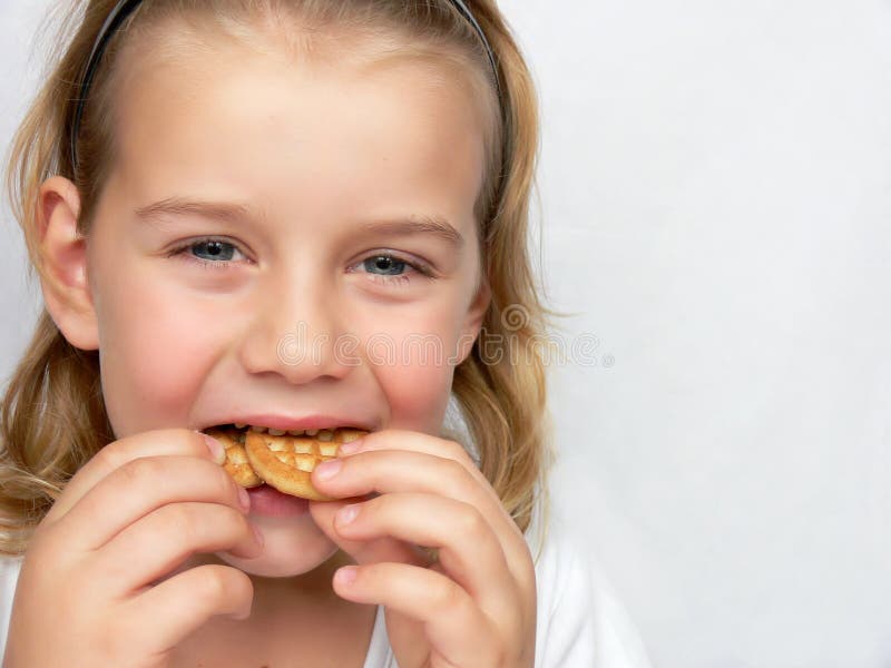 Junge, der Plätzchen isst stockbild. Bild von hintergrund - 28792023