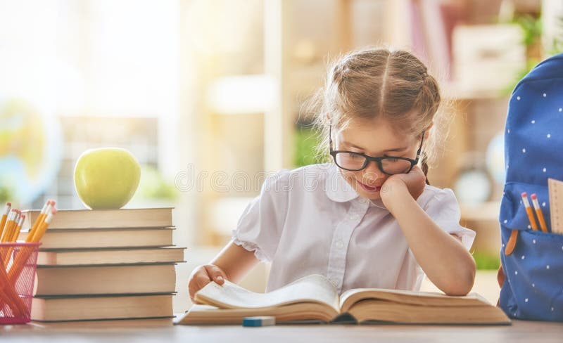 Kind lernt in der Klasse stockfoto. Bild von schreibtisch - 95959272