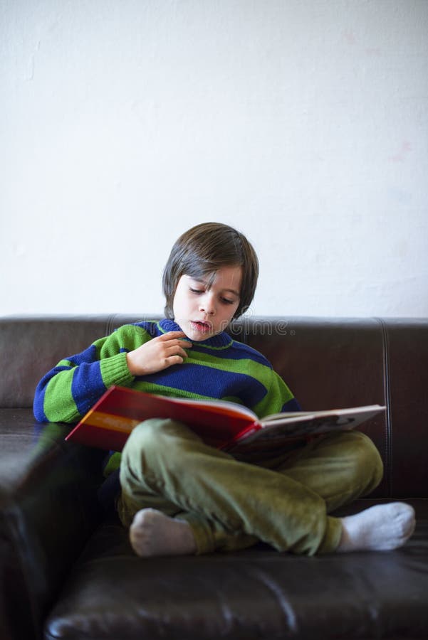 Kind Liest Ein Buch Auf Der Couch Zu Hause Stockbild - Bild von ... Kind Liest Ein Buch Auf Der Couch Zu Hause Stockbild - Bild von ...