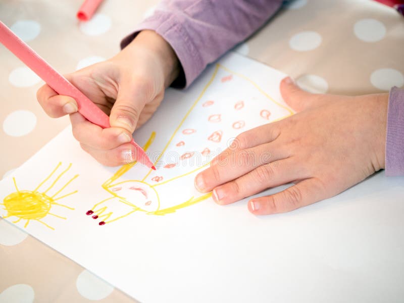 Kind malt ein Bild stockfoto. Bild von lacke, hand, kunst - 47059106