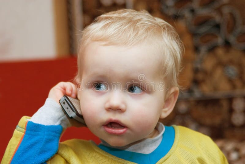 Kind met een telefoon stock foto. Image of vraag, kind - 733168