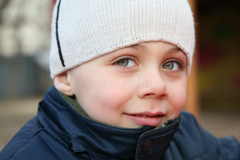 Kind met grote ogen stock foto. Image of pret, mooi, eenzaam - 2243500