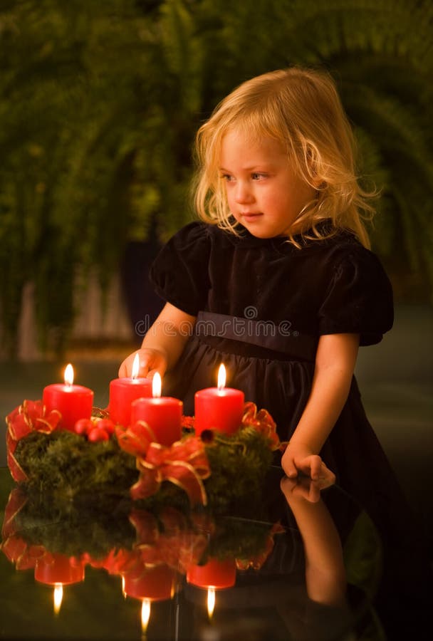 Kind mit Aufkommen Wreath stockfoto. Bild von aufkommen - 7307846