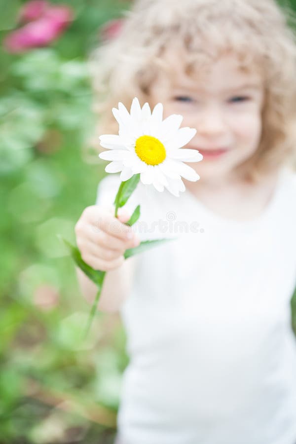 Kind mit Blume stockbild. Bild von kind, porträt, geben - 28571039