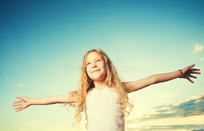 Kind Mit Den Armen Ausgestreckt Stockfoto - Bild von gesund, gefühle ...