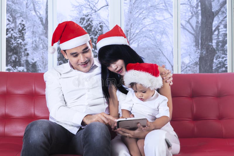 Kind Mit Den Eltern, Die Tablette Auf Sofa Verwenden Stockfoto - Bild ...