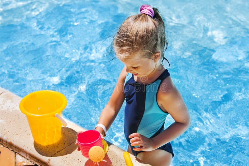 Eimer, Pik Und Anderes Spielzeug Auf Dem Tropischen Strand Gegen Meer ...