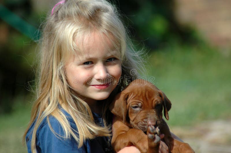 Kind mit Haustier stockfoto. Bild von pädagogisch, kaukasisch - 3758758