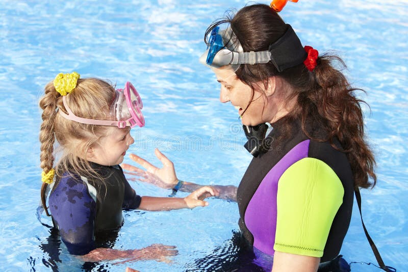 Kind Mit Mutter Im Swimmingpool. Stockfoto - Bild von zicklein ... Kind Mit Mutter Im Swimmingpool. Stockfoto - Bild von zicklein ...