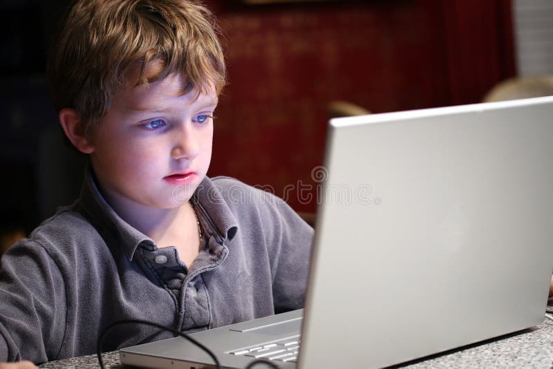 Kind op Computer stock foto. Image of technologie, onderwijs - 2324664