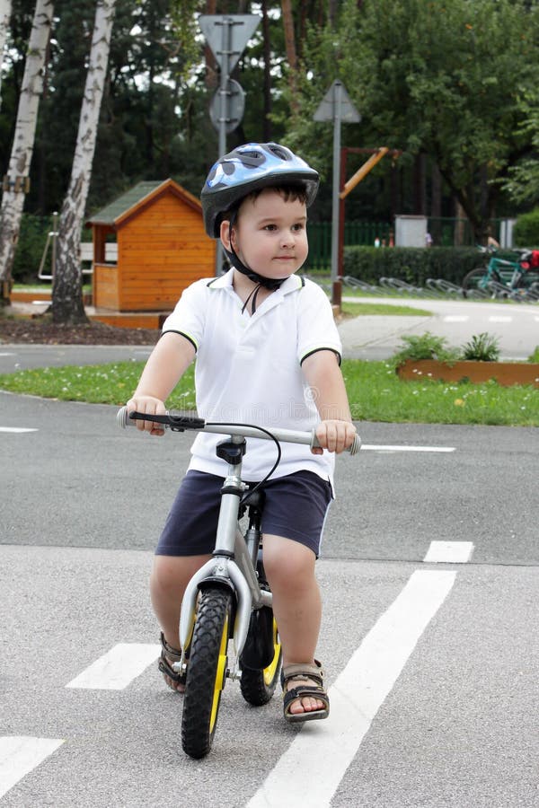 Kind op fiets stock foto. Image of geluk, baby, jongen - 24186446