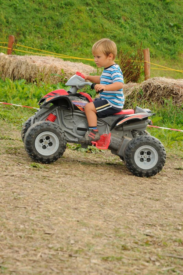 Vier Wheeler Quad Bike Silhouette Op Rotsklip Bij Kust Tijdens Mooie ...