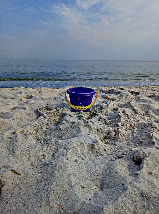 Kind-` S Eimer Auf Dem Strand Stockbild - Bild von strand, purpurrot ...
