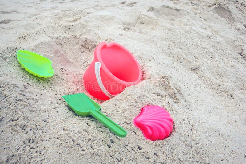 Kind-` S Eimer Und Farbige Formen Auf Dem Strand Im Sand Stockfoto ...