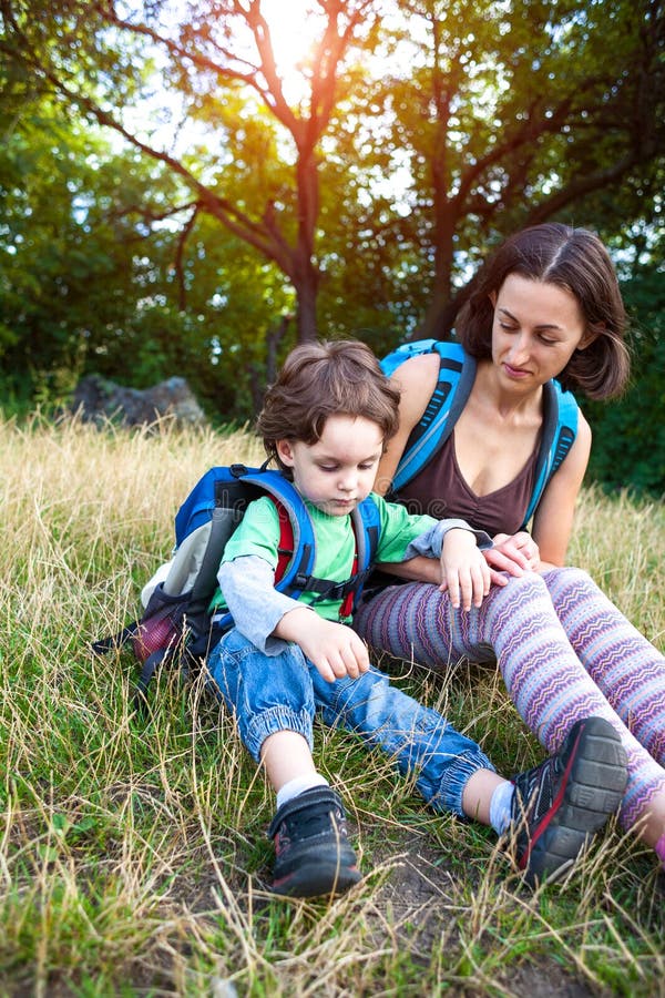 Kind Steht Durch Die Mutter in Ihren Armen Still Stockbild - Bild von ...
