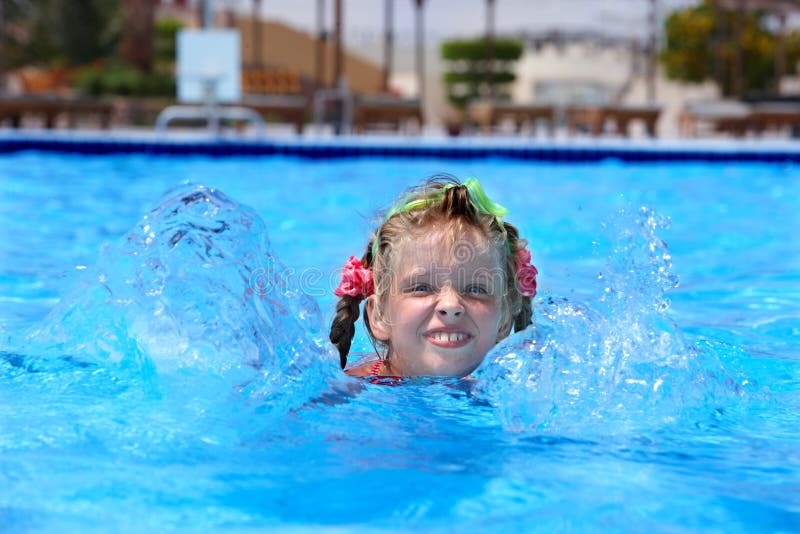 Kind Swim im Swimmingpool. stockbild. Bild von schwimmbad - 14918787