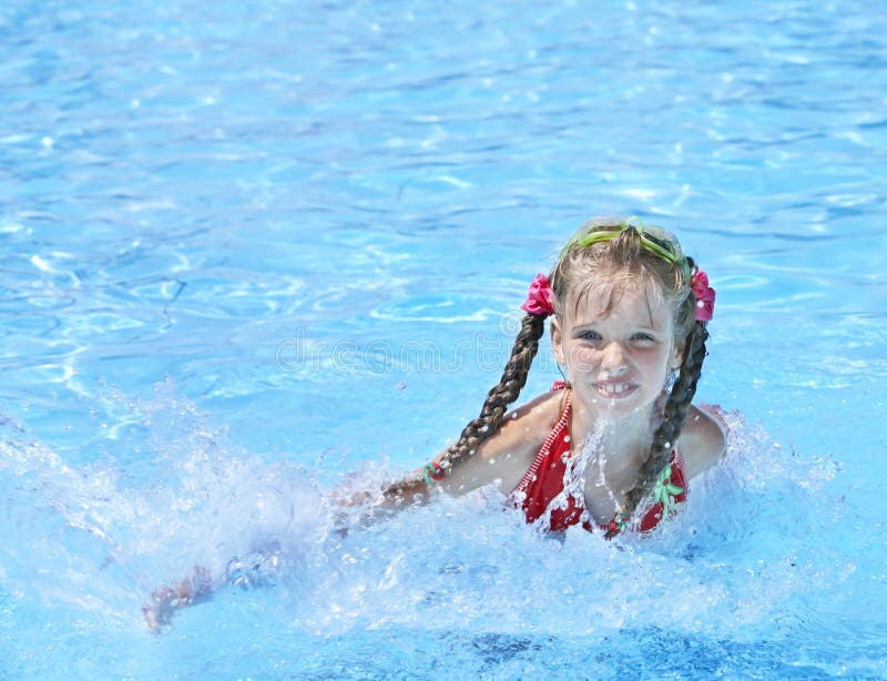 Kind Swim im Swimmingpool. stockfoto. Bild von sport - 18002634