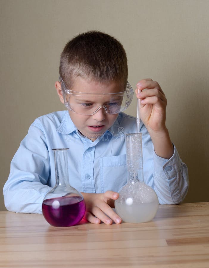 Kind Tut Experimente in Der Chemie Stockfoto - Bild von experiment ...