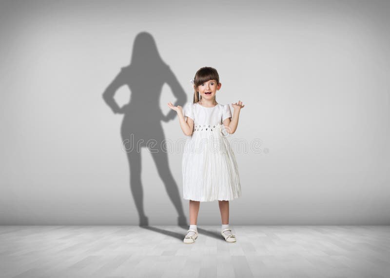 Kind Und Der Zukünftige Schatten Stockbild - Bild von froh, kindheit ...
