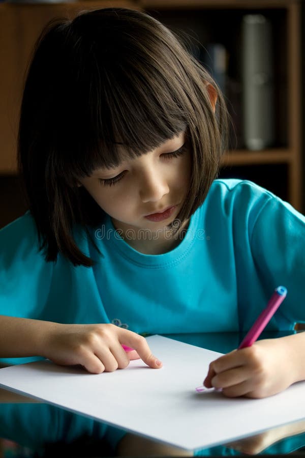 Kind Zeichnet Eine Bleistiftzeichnung Des Hauses Und Seiner Familie ...