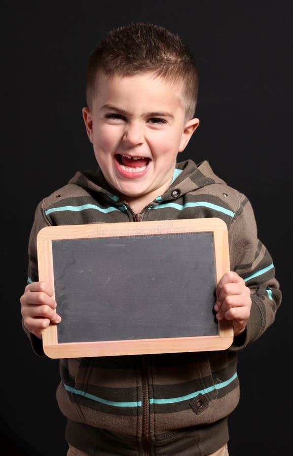 Kind zeigt eine Tafel stockfoto. Bild von glück, meldung - 19022424