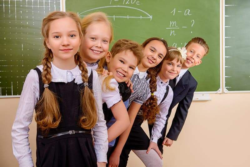 Glückliche Schulkinder stockbild. Bild von lektion, hoch - 10916719