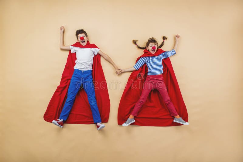 Kinder als Superhelden stockbild. Bild von hintergrund - 47400543