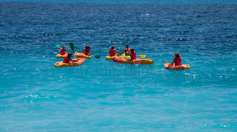 Kinder Auf Booten In Einem Meer Stockbild - Bild von sport, mittelmeer ...