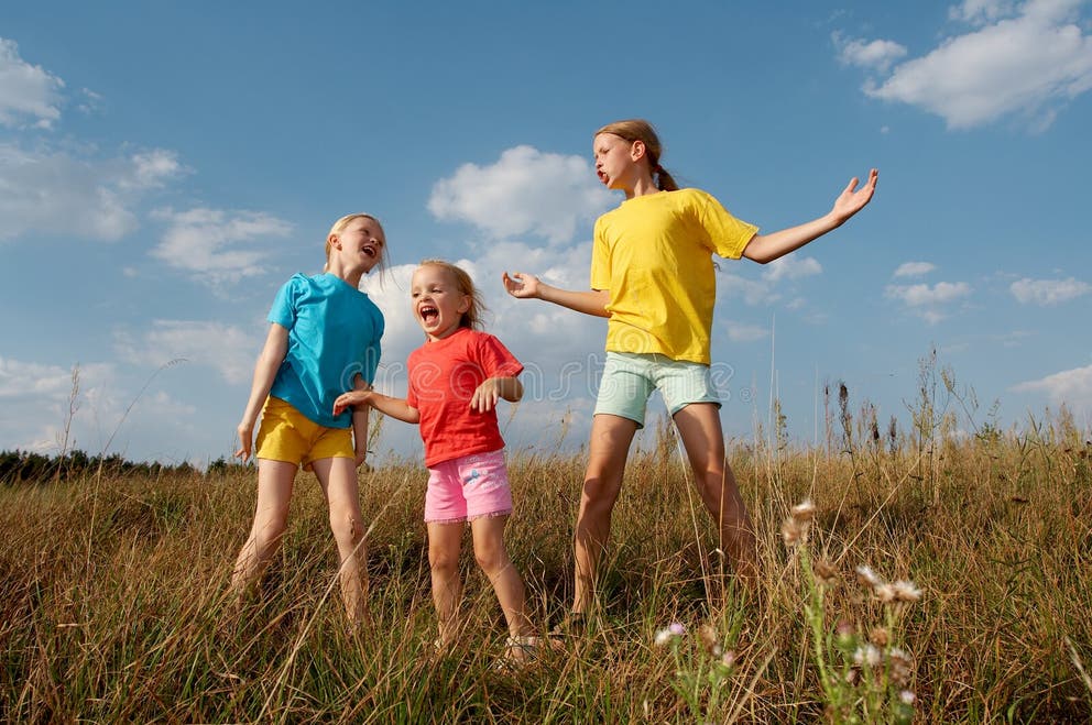 Kinder auf einer Wiese stockfoto. Bild von freunde, farbe - 3168352