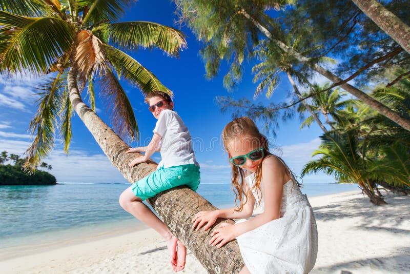 Kinder auf Strandferien stockfoto. Bild von draussen - 58036310