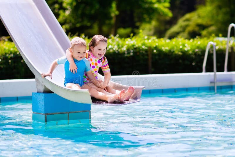 Kinder Auf Wasserrutschen Im Swimmingpool Stockfoto - Bild von strand ...